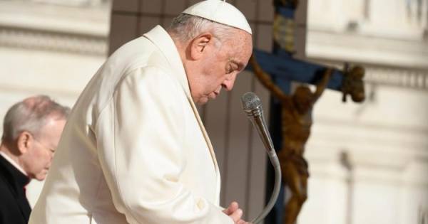 O Papa em condições críticas, mas estáveis.