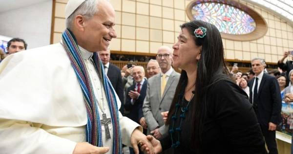 Viagens, desafios de tênis e presentes. Papa Leão XIV saúda os jornalistas